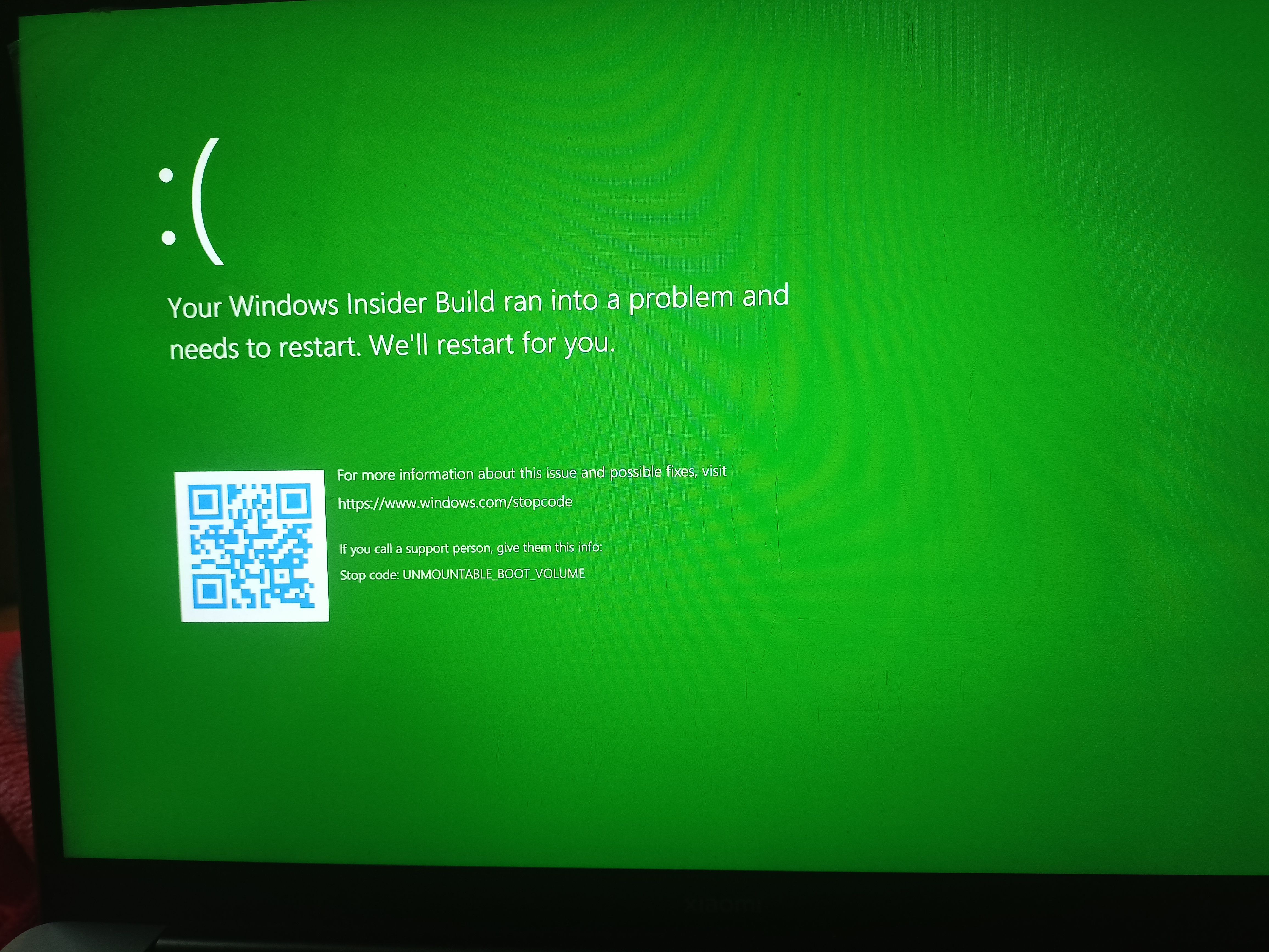 Green screen of windows insider build ran into a problem. | Microsoft ...